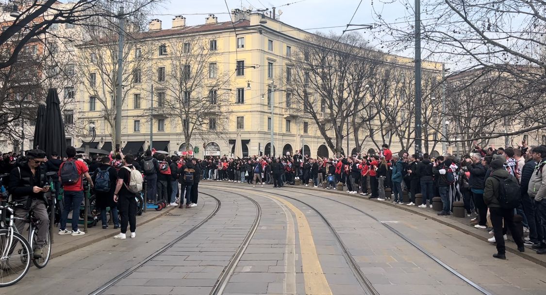 Milan - Stade rennais : les supporters sont chauds Piazza Sempione ...